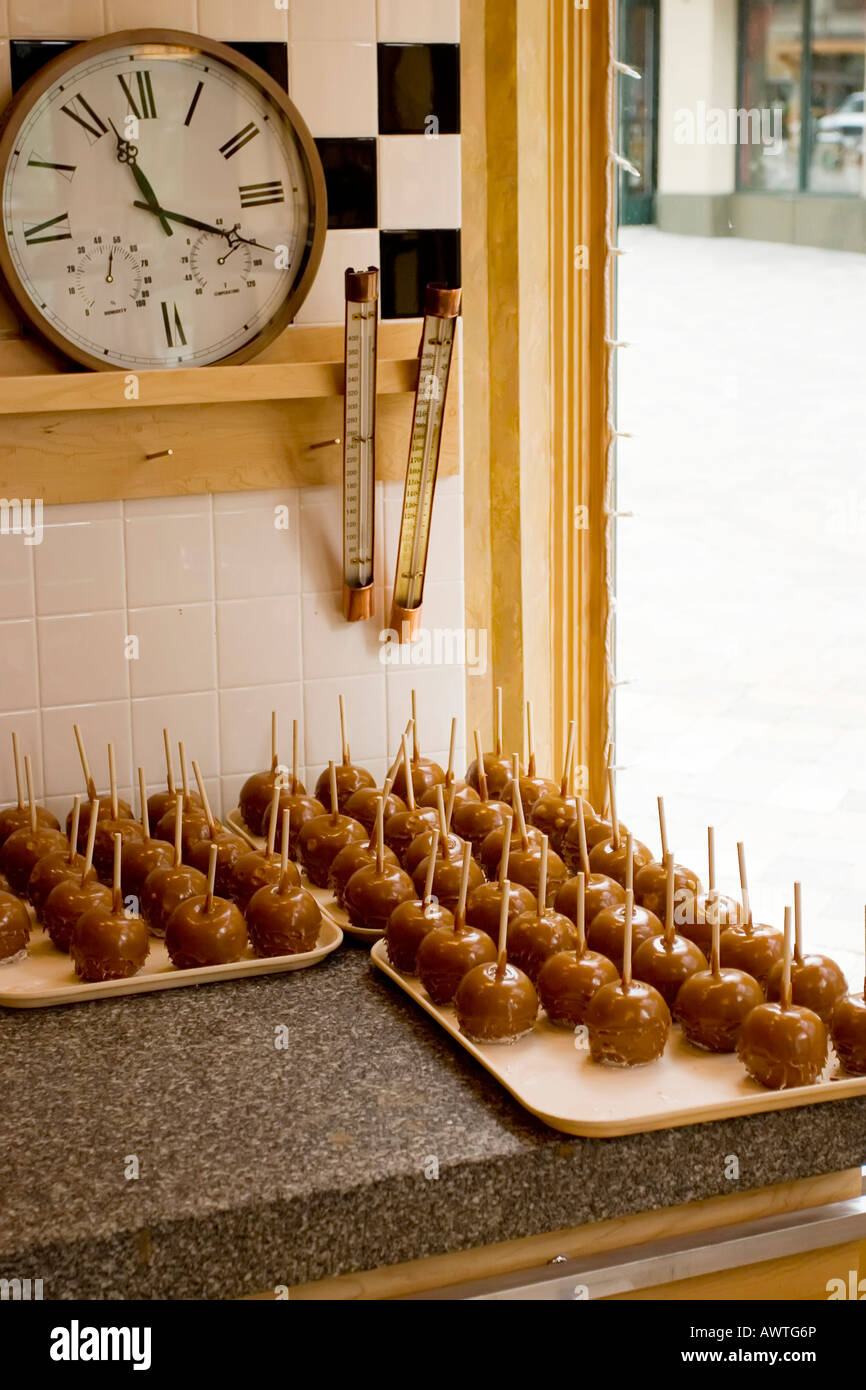 Caramel Apples cooling in a candy store Stock Photo - Alamy