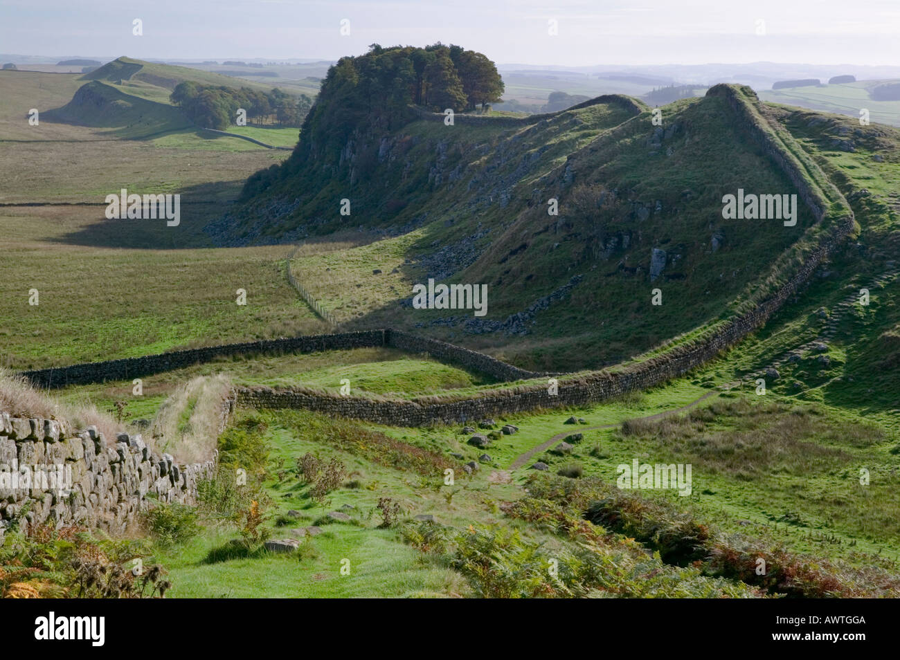 Roman wall escarpment cliff edge hi-res stock photography and images ...