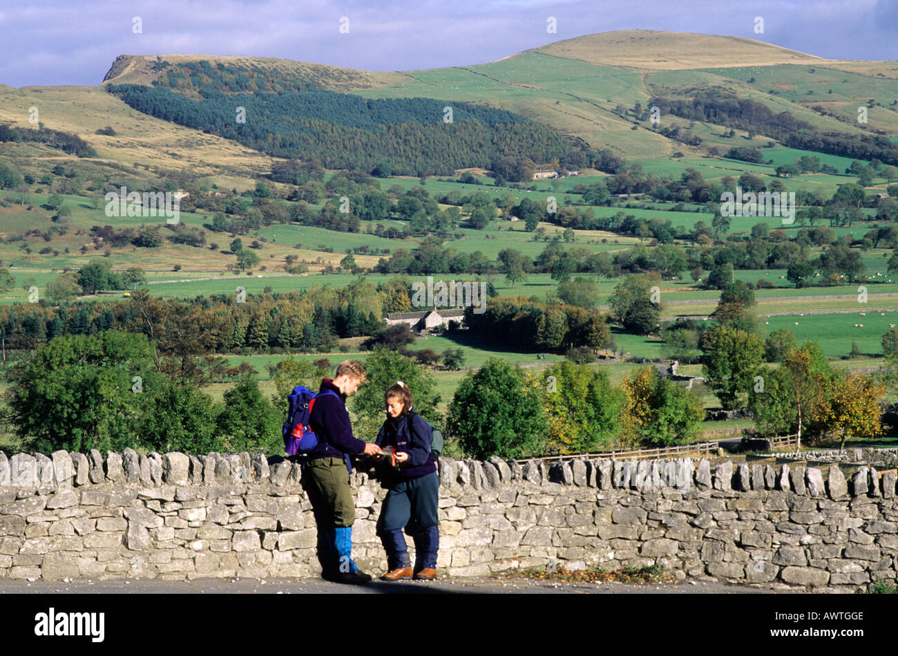 Young hikers peak district hi-res stock photography and images - Alamy