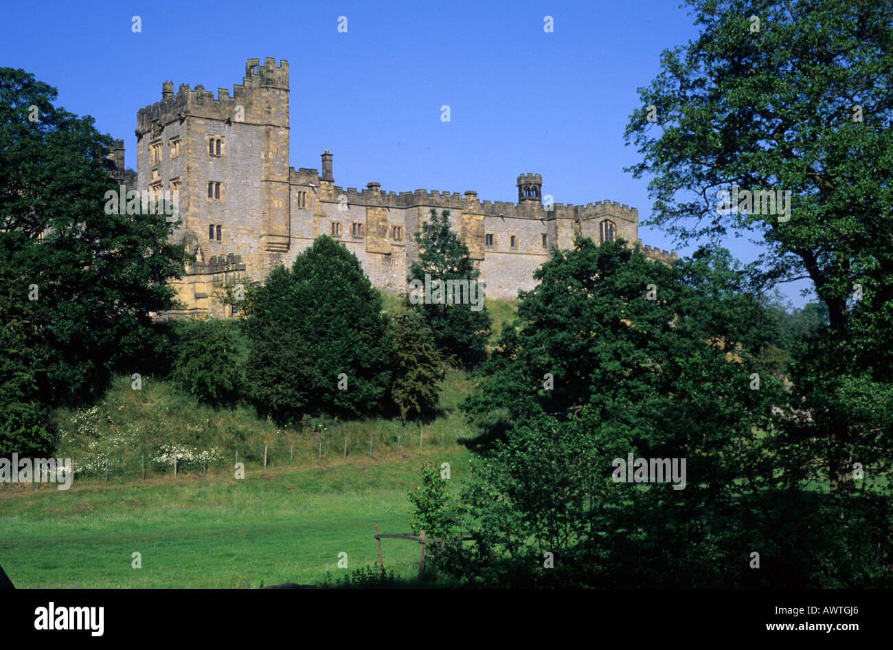 Haddon hall bridge hi-res stock photography and images - Alamy