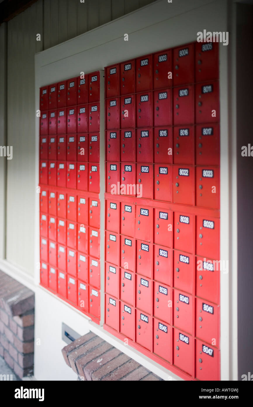 Red post it hi-res stock photography and images - Alamy