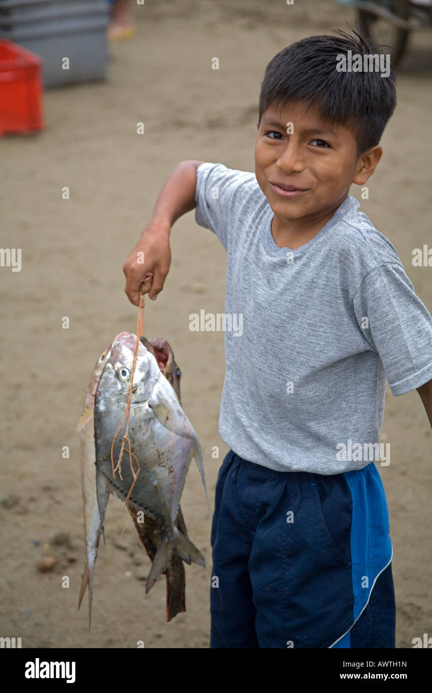 Man carrying tuna fish hi-res stock photography and images - Alamy