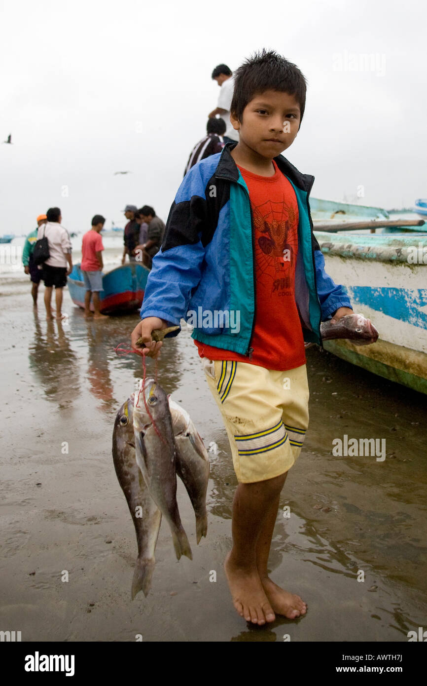 Man carrying tuna fish hi-res stock photography and images - Alamy