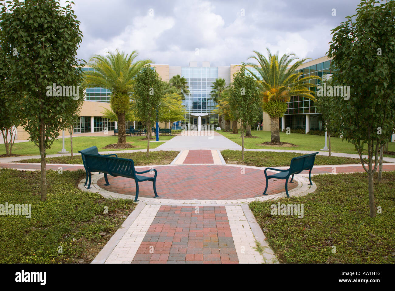 Central campus walkway hi-res stock photography and images - Alamy