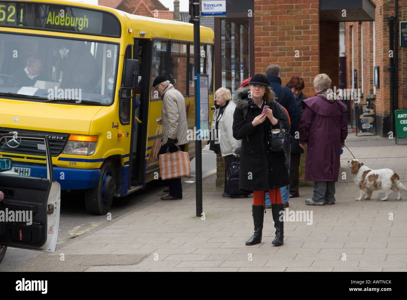 People Catching bus at uk bus stop Stock Photo: 16653090 - Alamy