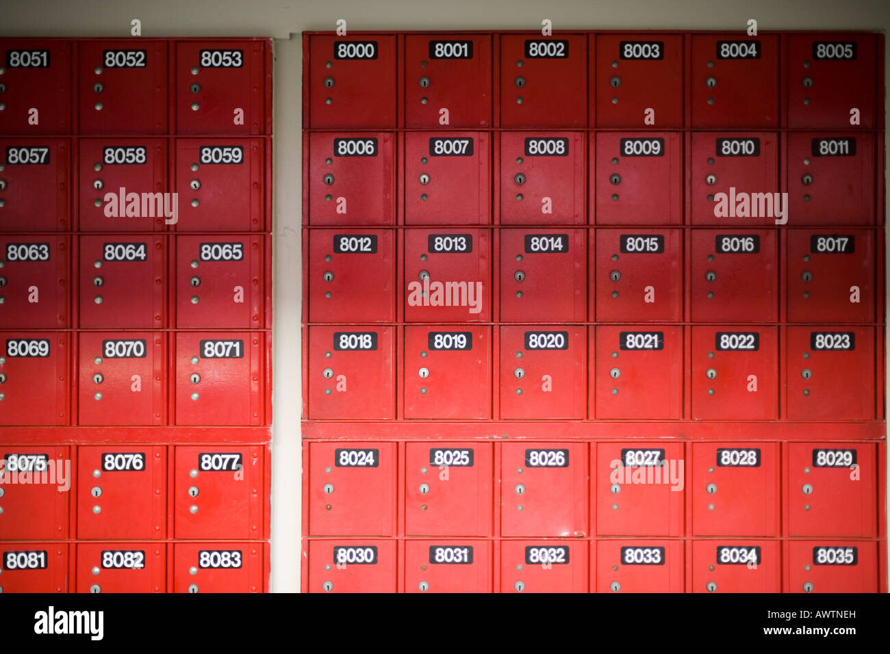Red post it hi-res stock photography and images - Alamy