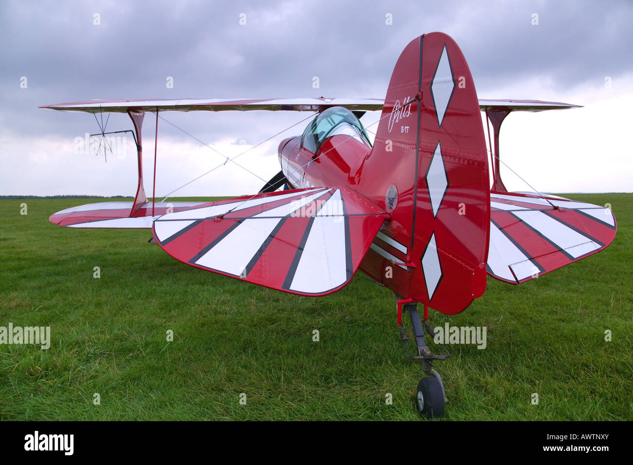 Stunt biplane hi-res stock photography and images - Alamy