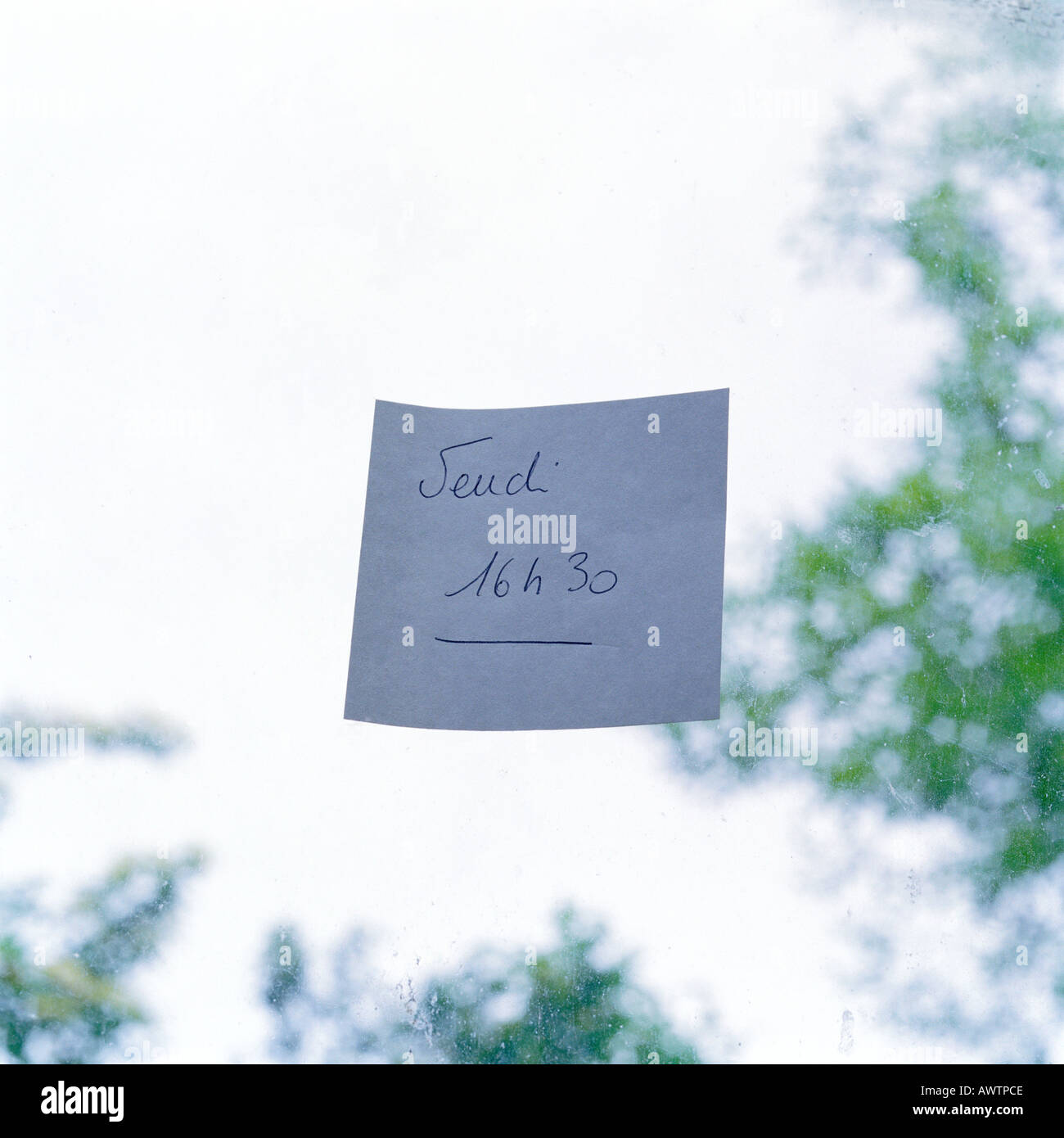 Single post it note window hi-res stock photography and images - Alamy