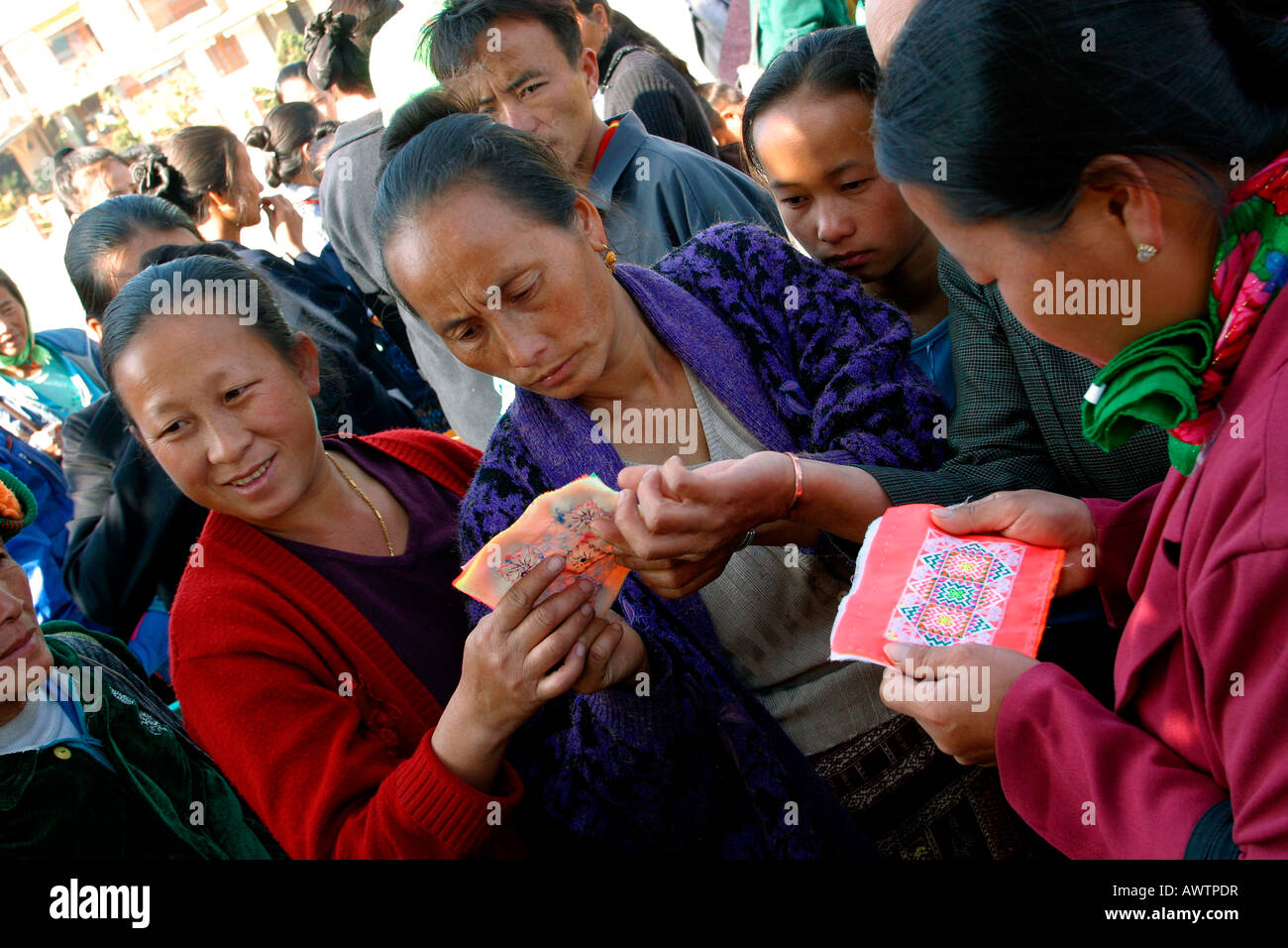 Laos Phonsavan women selling embroidered panels in market Stock Photo ...