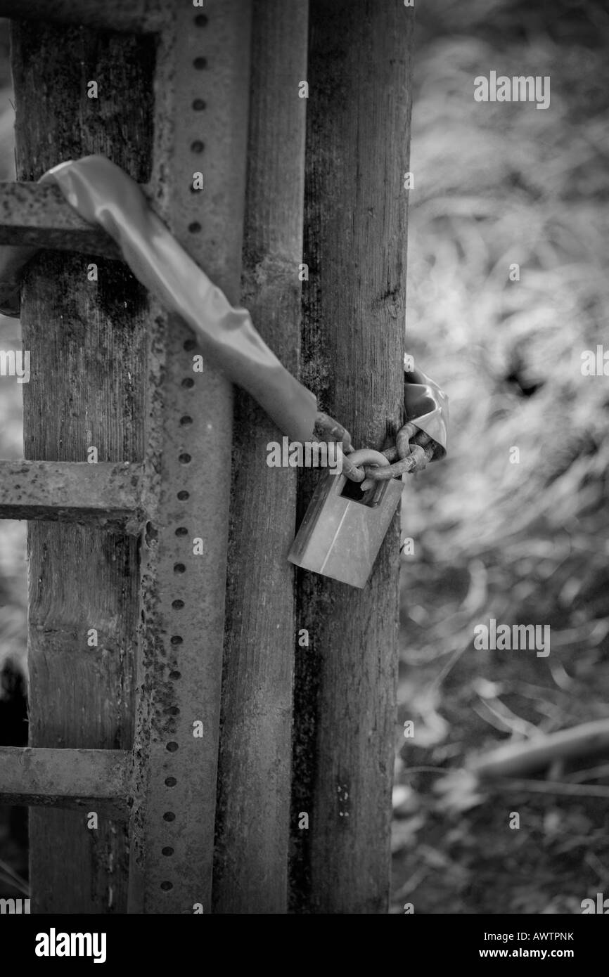 Padlock on gate hi-res stock photography and images - Alamy