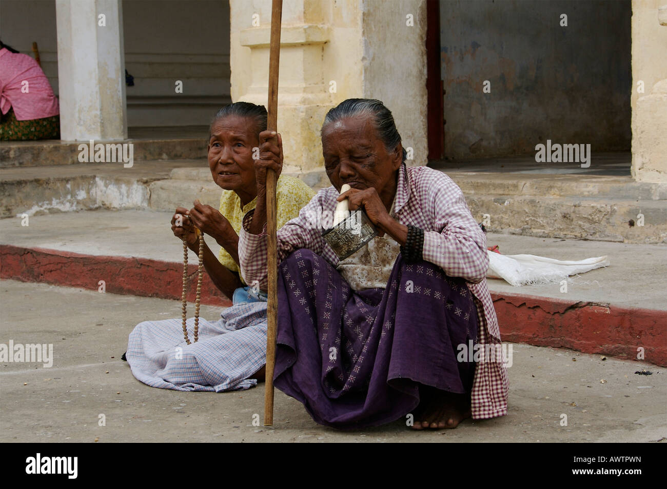 Old Woman at Shwezigon Pagoda smoking local cigar Stock Photo - Alamy