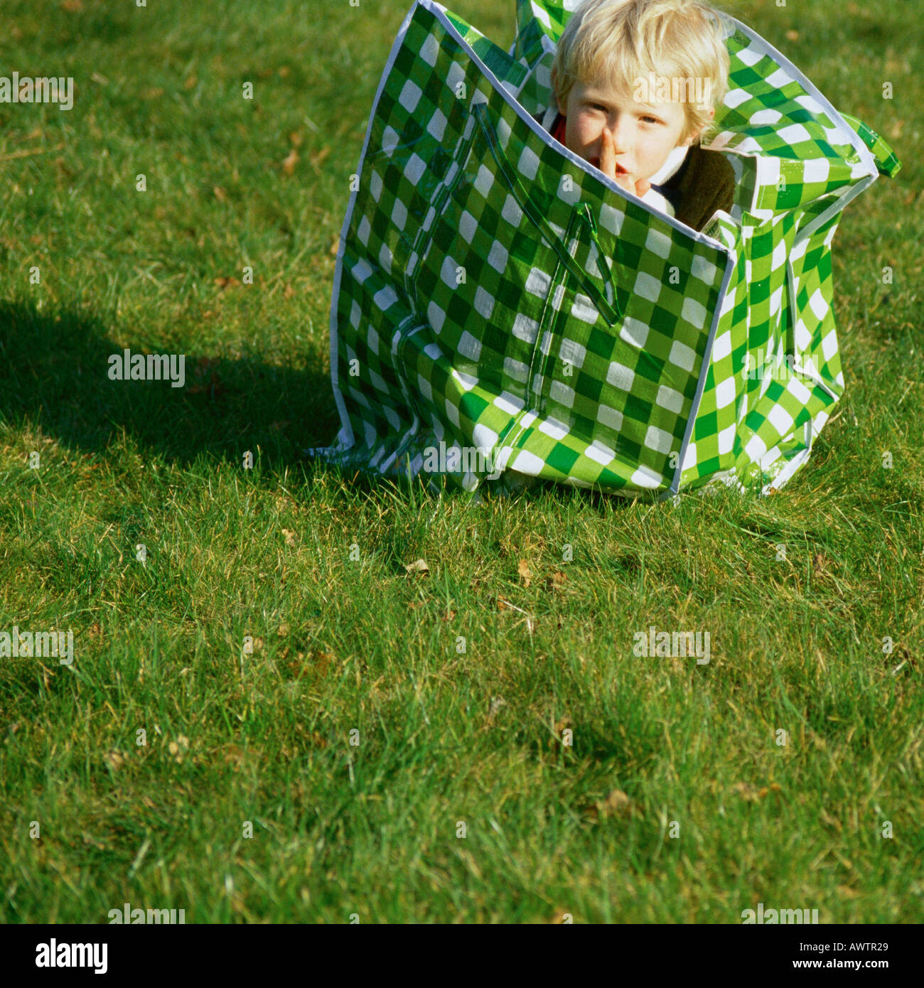 Hiding from cameras hi-res stock photography and images - Alamy