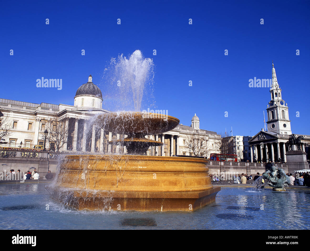 Trafalgar Square Fountain National Gallery and St Martin in the Fields ...