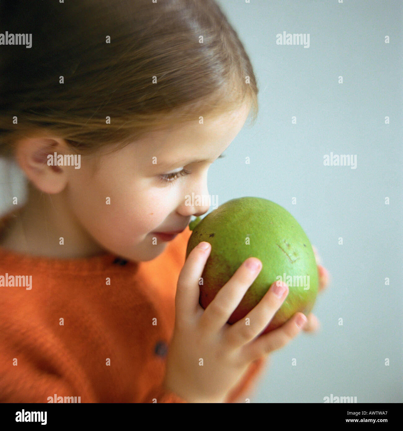Smelling food kids hi-res stock photography and images - Alamy