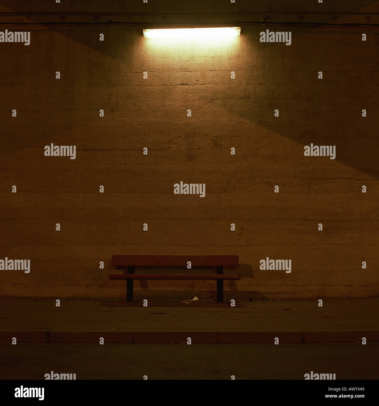 Street light illuminating park bench Stock Photo - Alamy