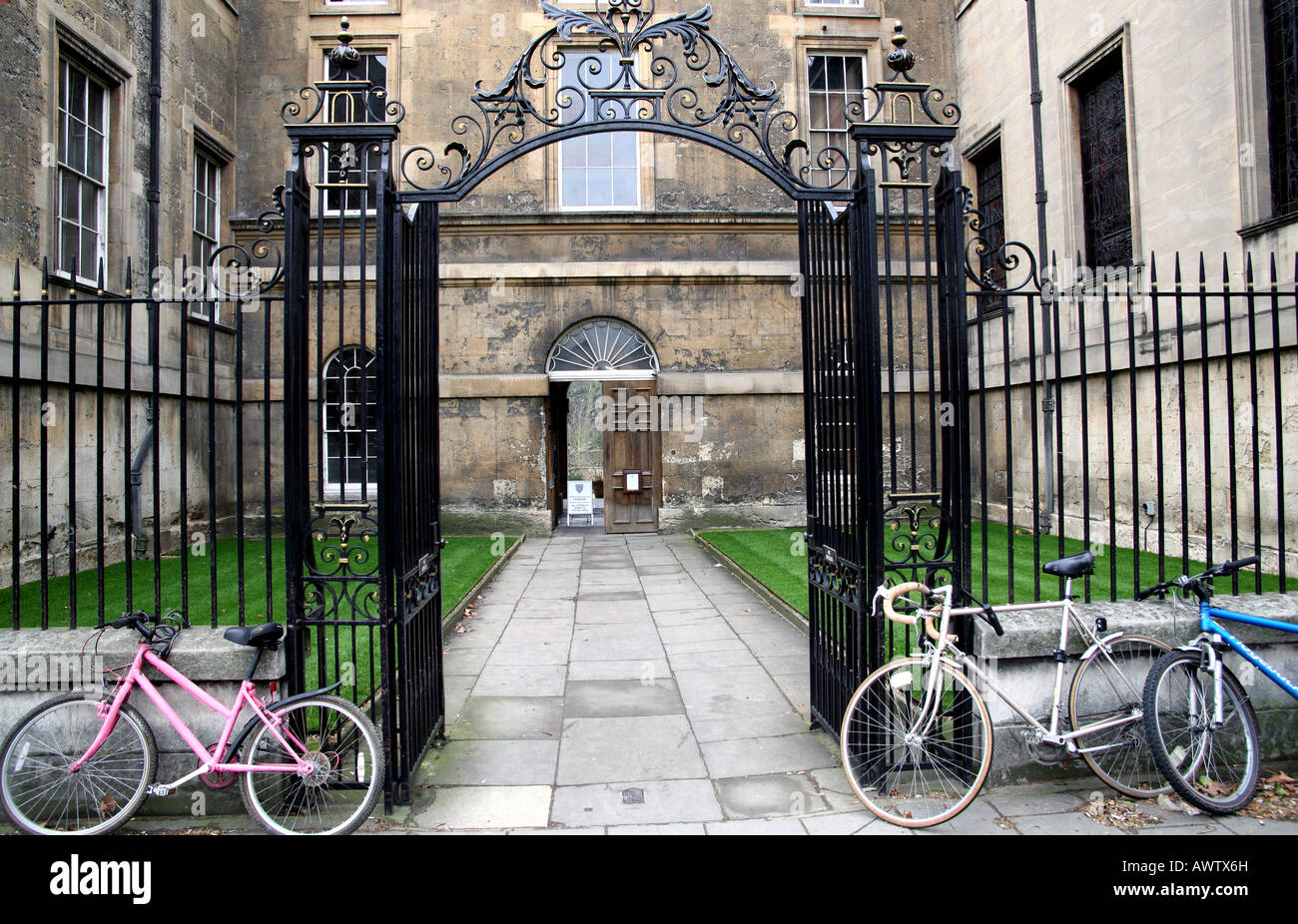 University entrance gate hi-res stock photography and images - Alamy
