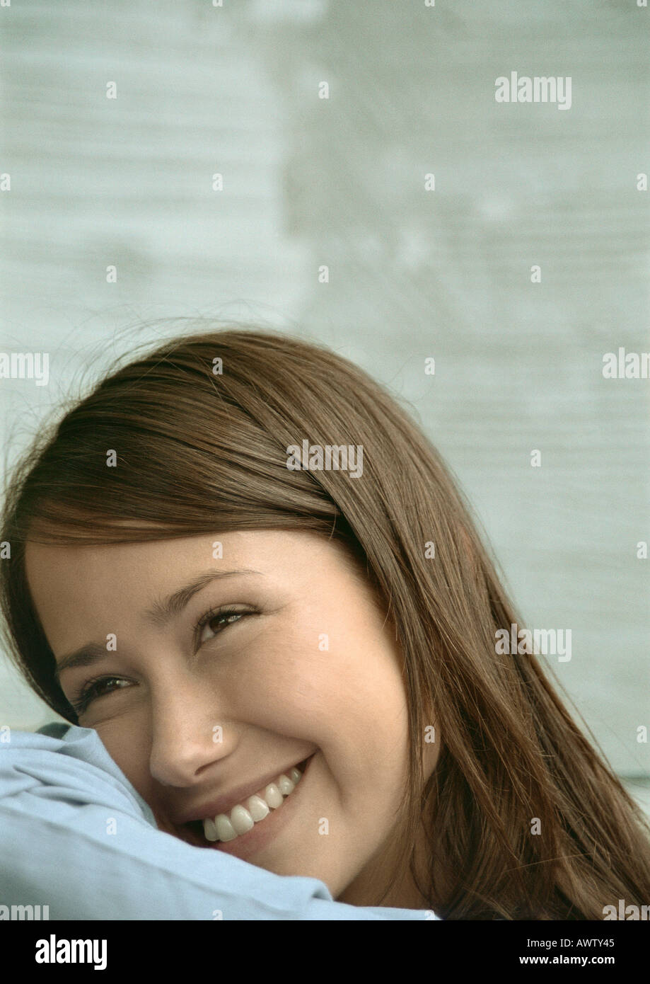 Woman resting head on arm, smiling, portrait Stock Photo - Alamy
