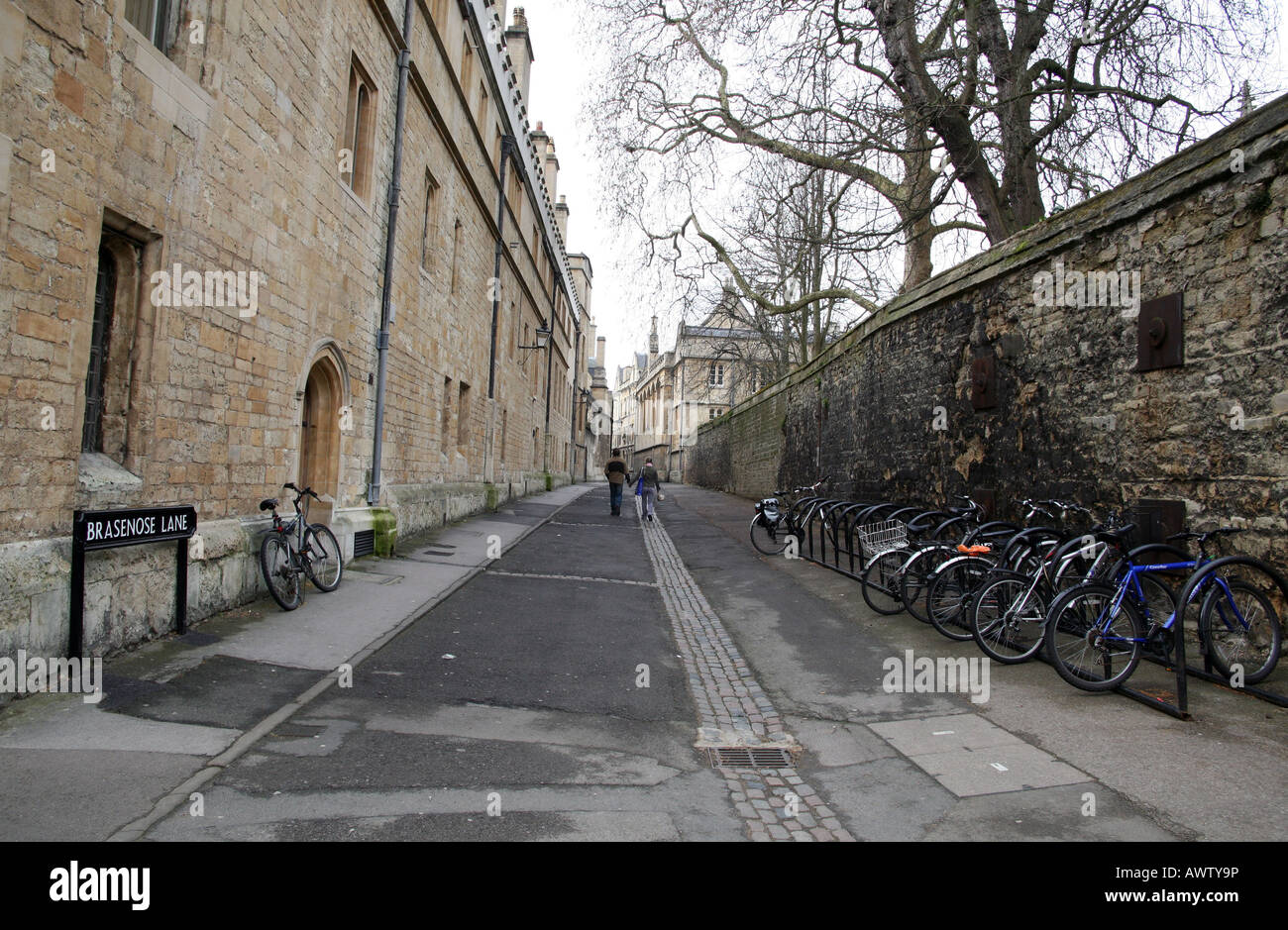 Couple stroll in Brasenose Lane, Oxford Stock Photo - Alamy