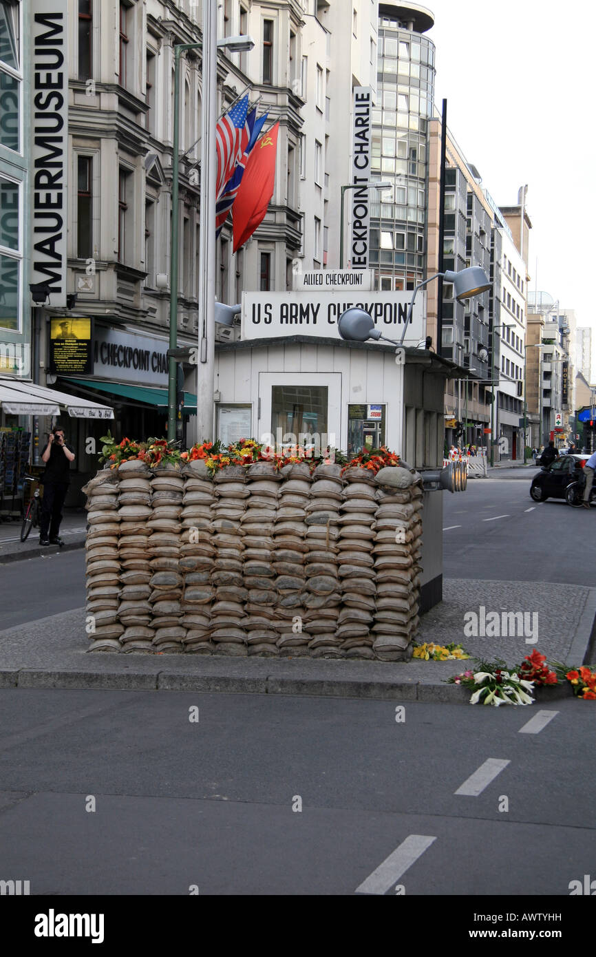 Checkpoint charlie berlin wall hi-res stock photography and images - Alamy