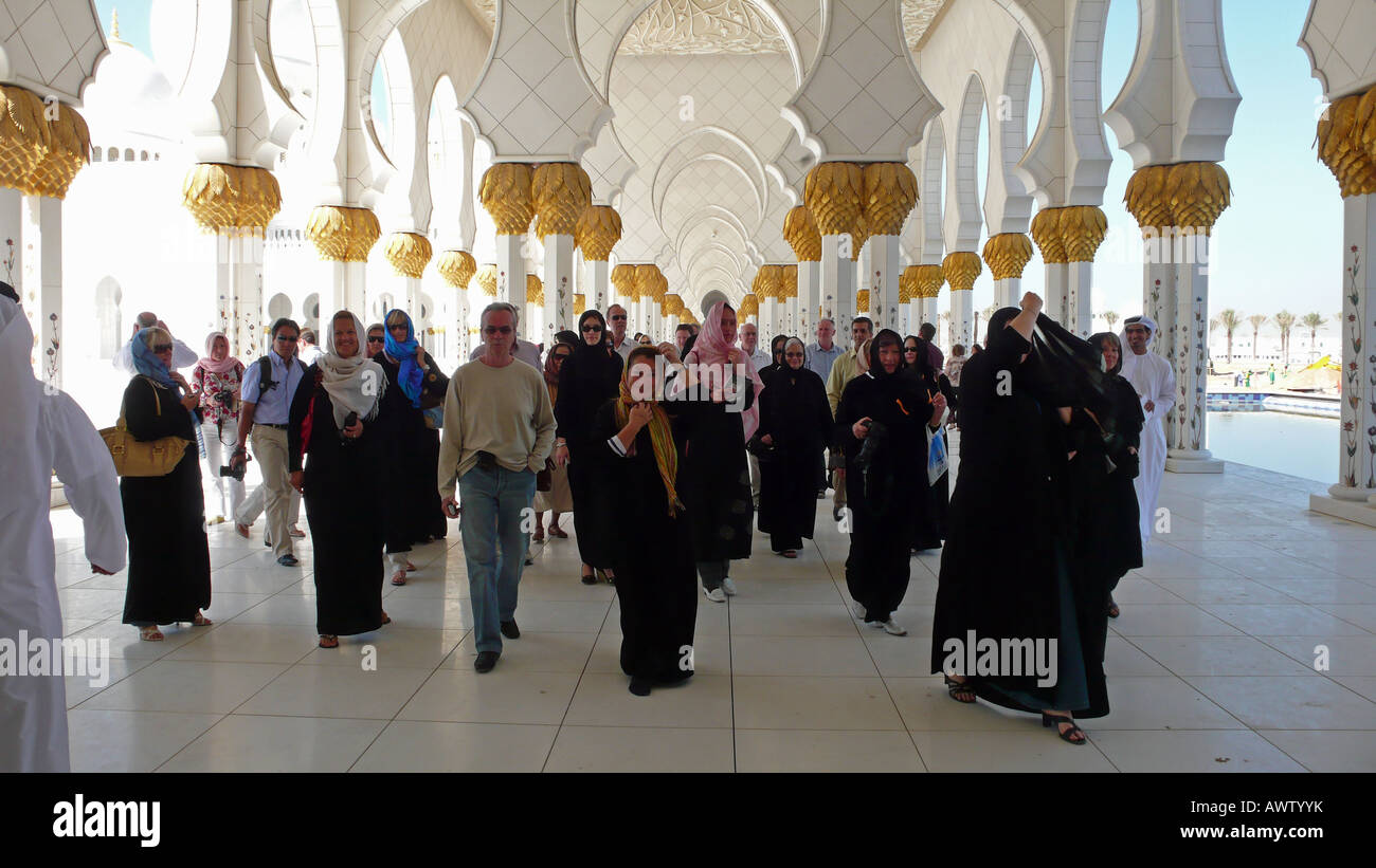 Sheikh zayed grand mosque guide hi-res stock photography and images - Alamy