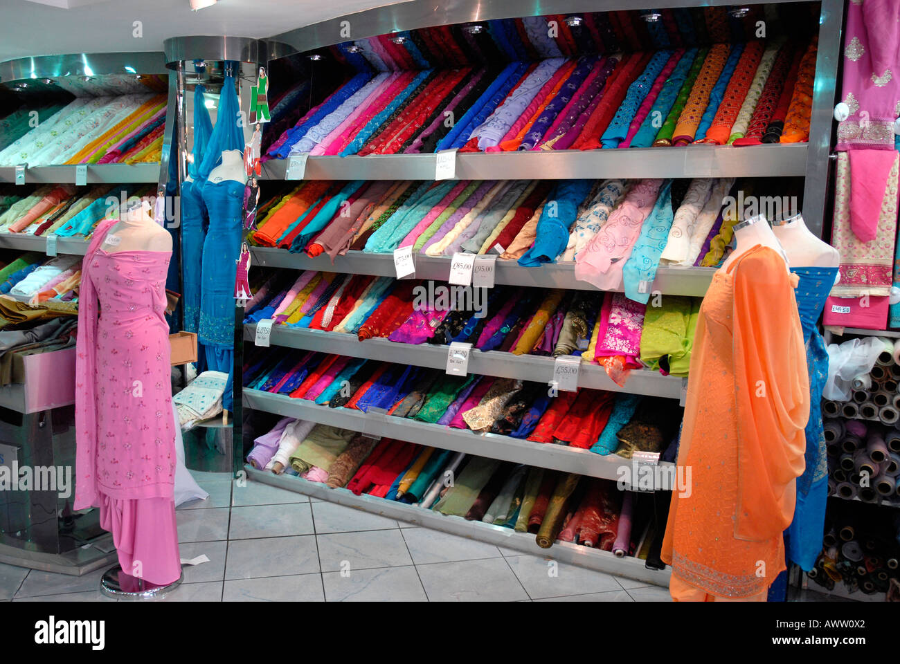 Shoppers in traditional muslim dress hi-res stock photography and ...