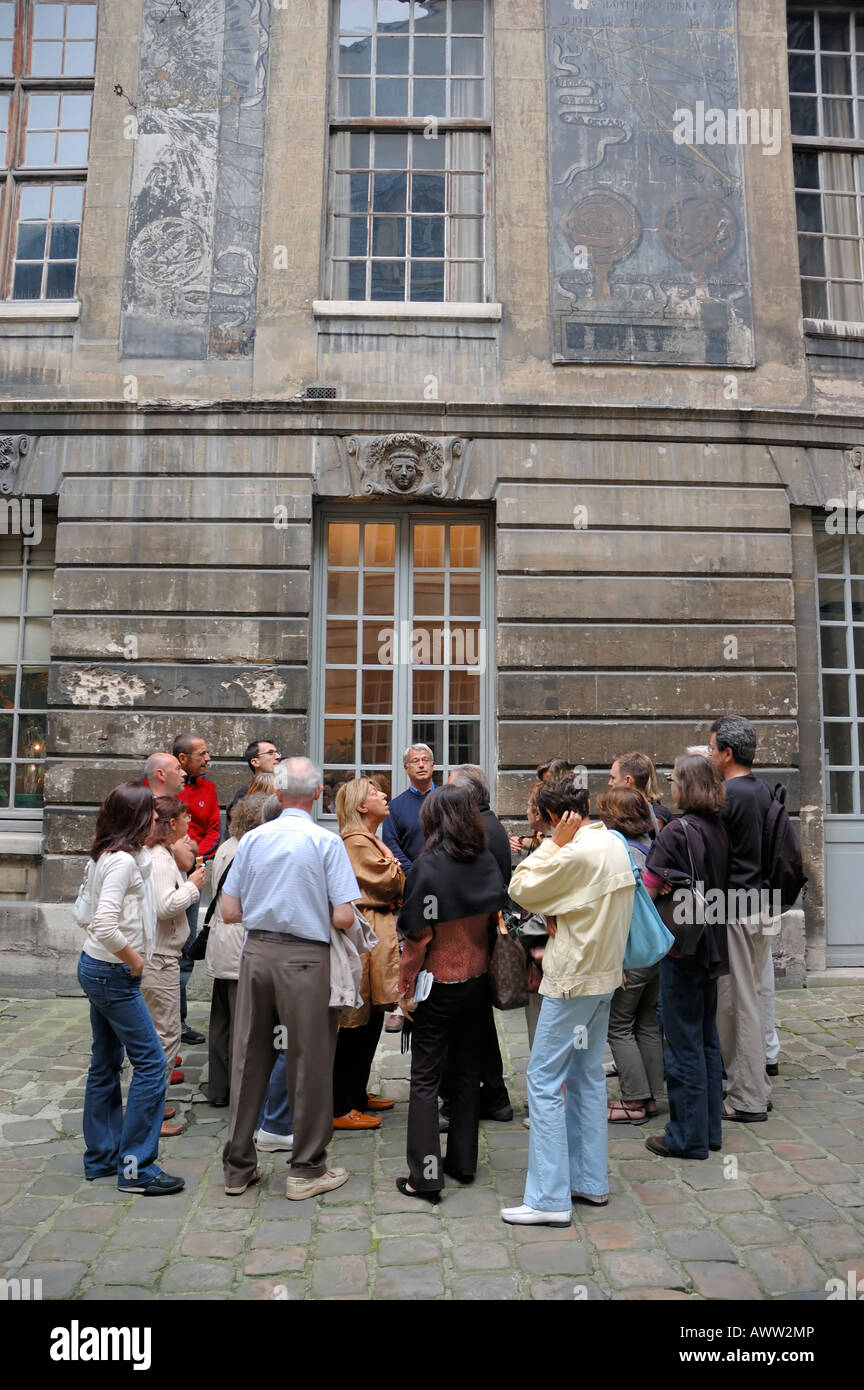 Parisian group man woman hi-res stock photography and images - Alamy