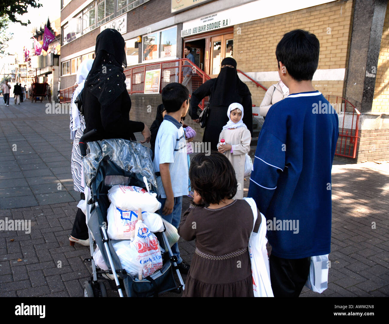 Masjid abu bakr siddique r a mosque southall middlesex hi-res stock ...