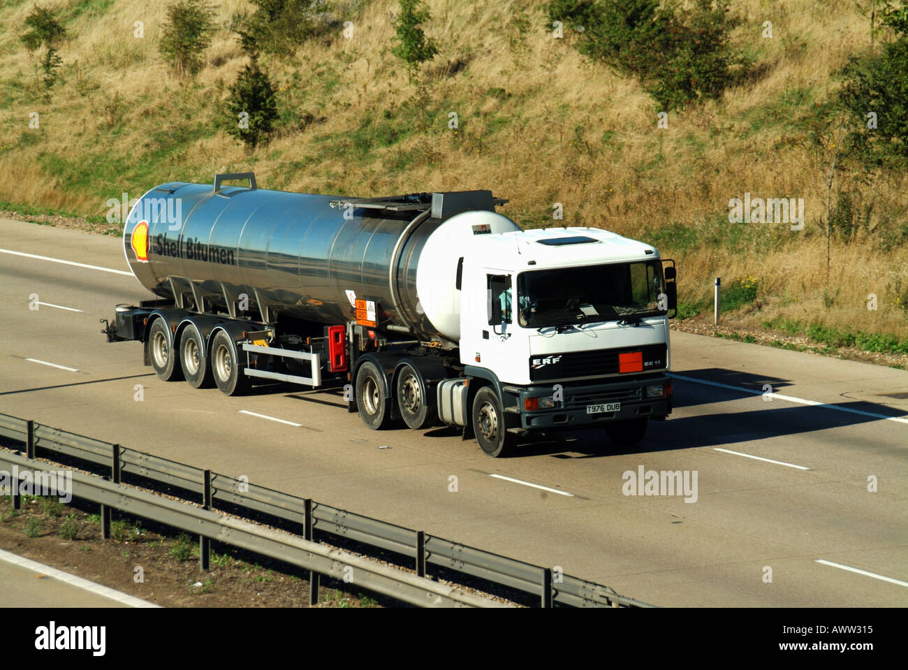 M25 motorway Shell Bitumen tanker lorry tyre saving raised axle Hazchem ...