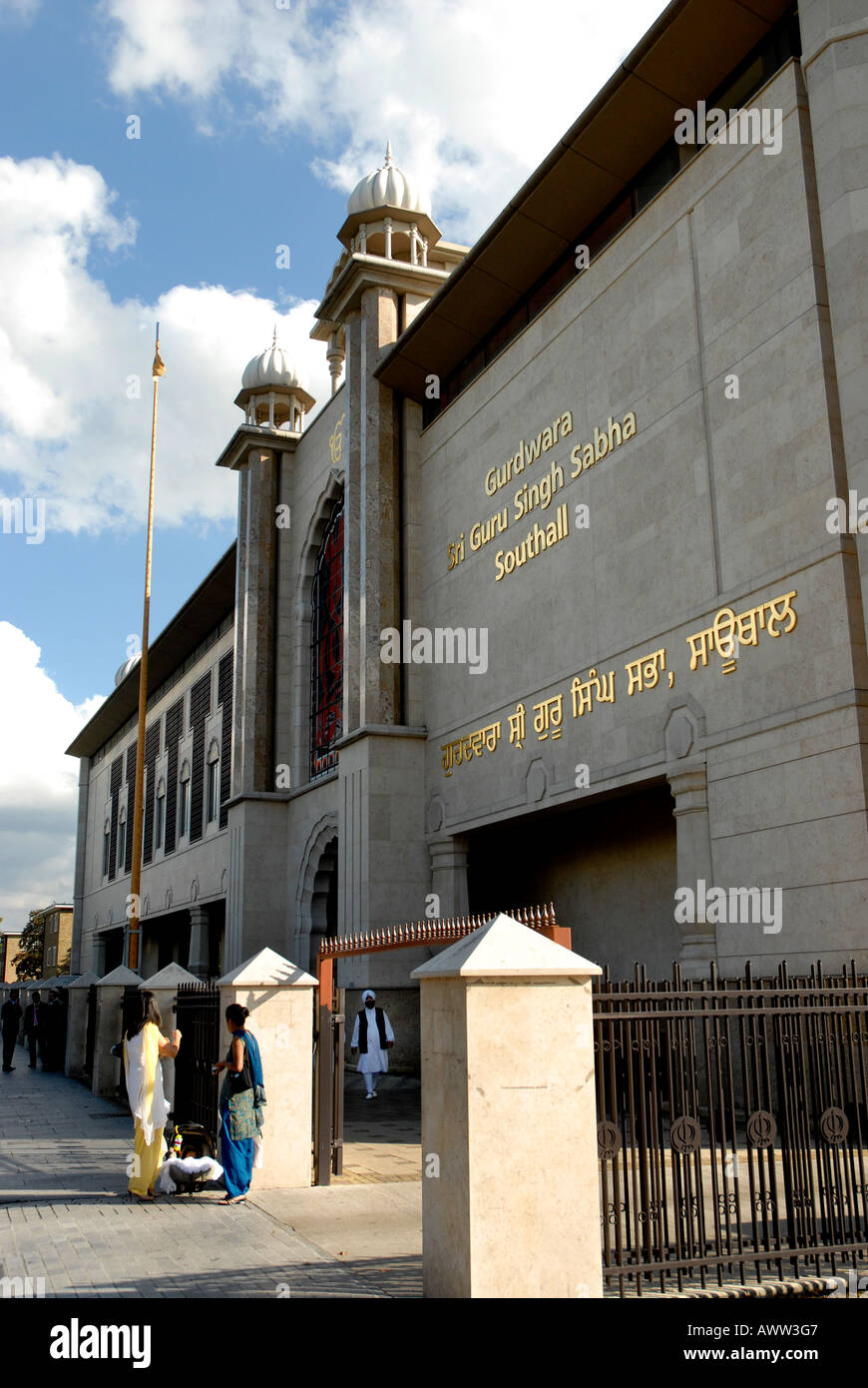 Worshippers sri guru singh sabha hi-res stock photography and images ...