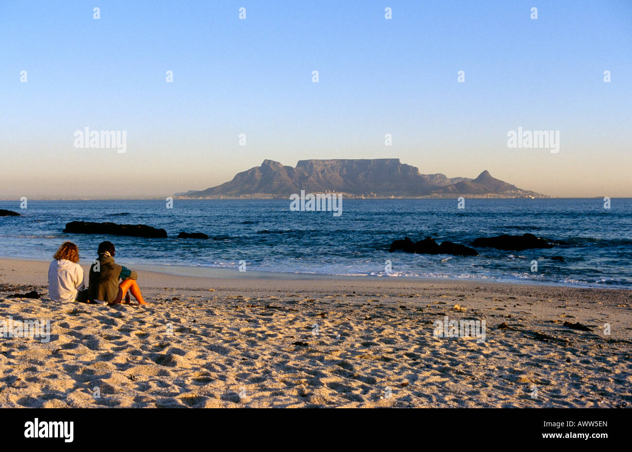 Couple watching sunset over Table Mountain, Bloubergstrand, Cape Town ...