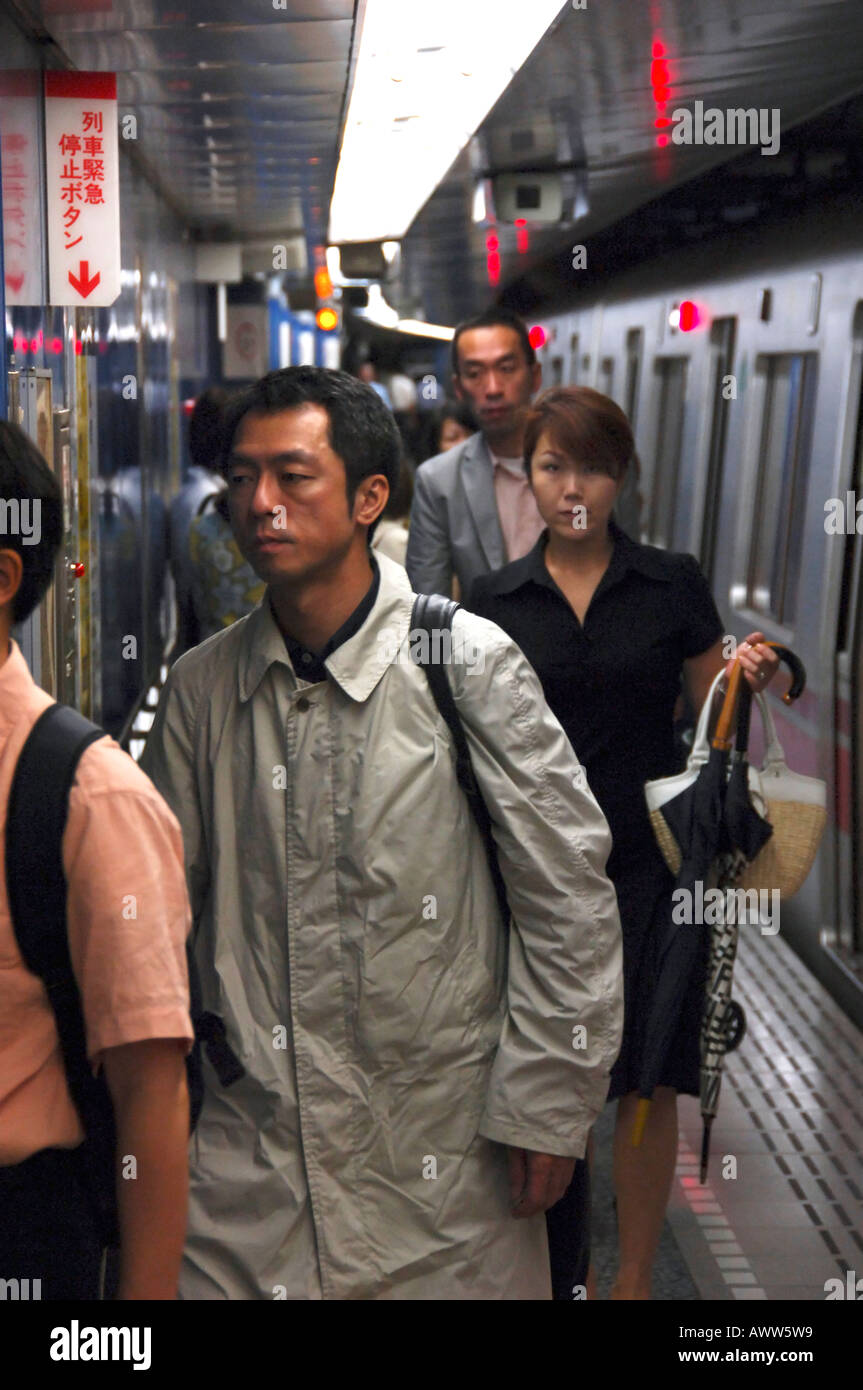 Passengers leaving a Tokyo subway train, Tokyo Japan Stock Photo - Alamy