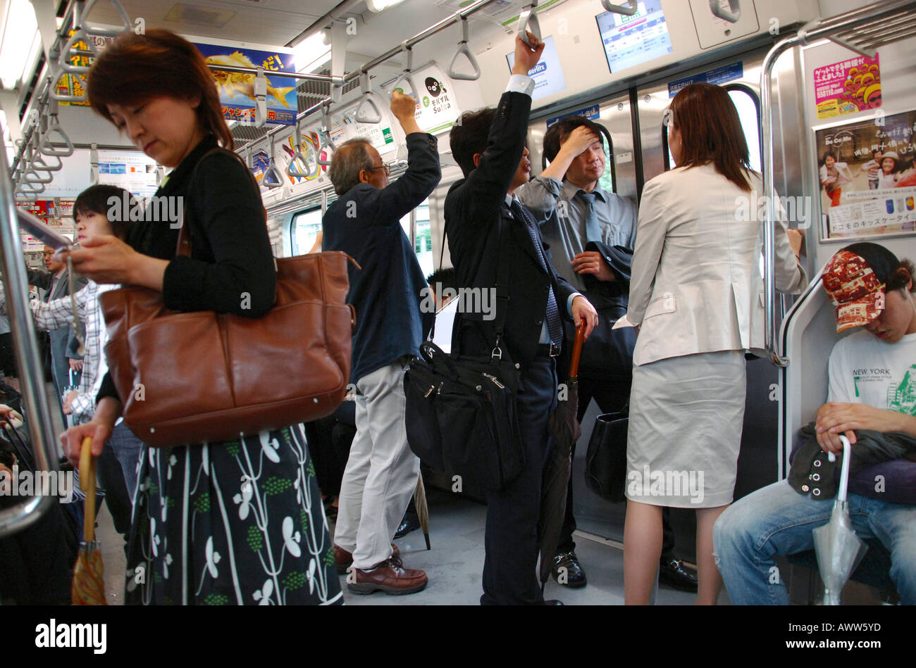 Passengers on the JR Yamanote Line subway system, Tokyo Japan Stock ...