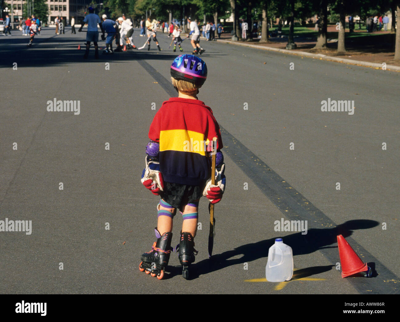 Kids playing street hockey hi-res stock photography and images - Alamy