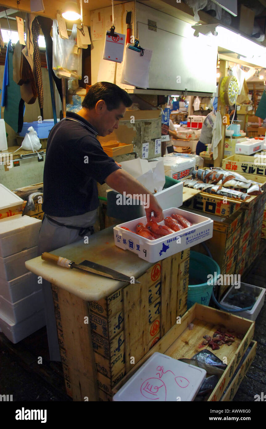 Fish on display, Tokyo fish market Stock Photo - Alamy