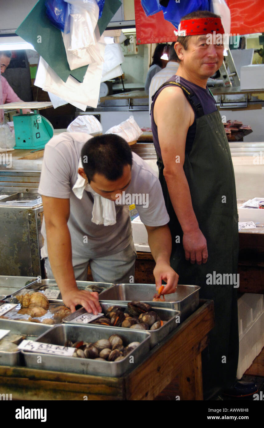 Japanese fishmongers at work Tokyo central fish market Stock Photo - Alamy