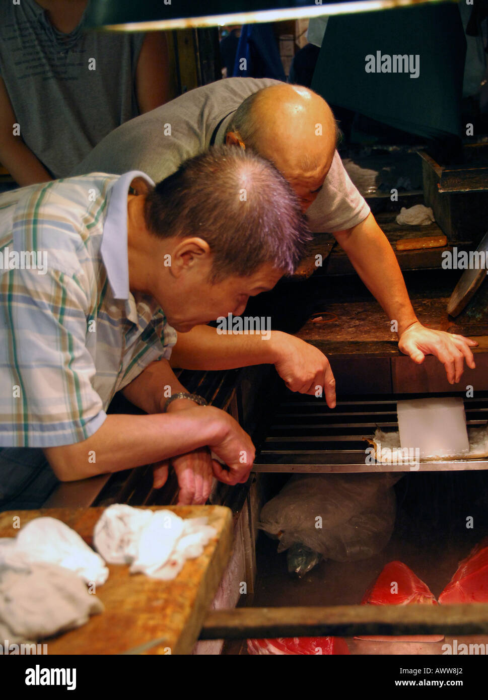 Fishmonger filleting fish, tuna, Tsukiji Fish market Tokyo Stock Photo ...
