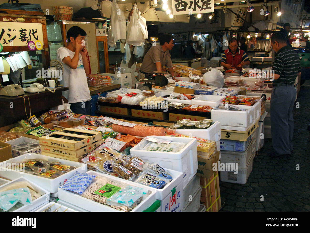 Fish on display, Tsukiji Fish market Tokyo Stock Photo - Alamy