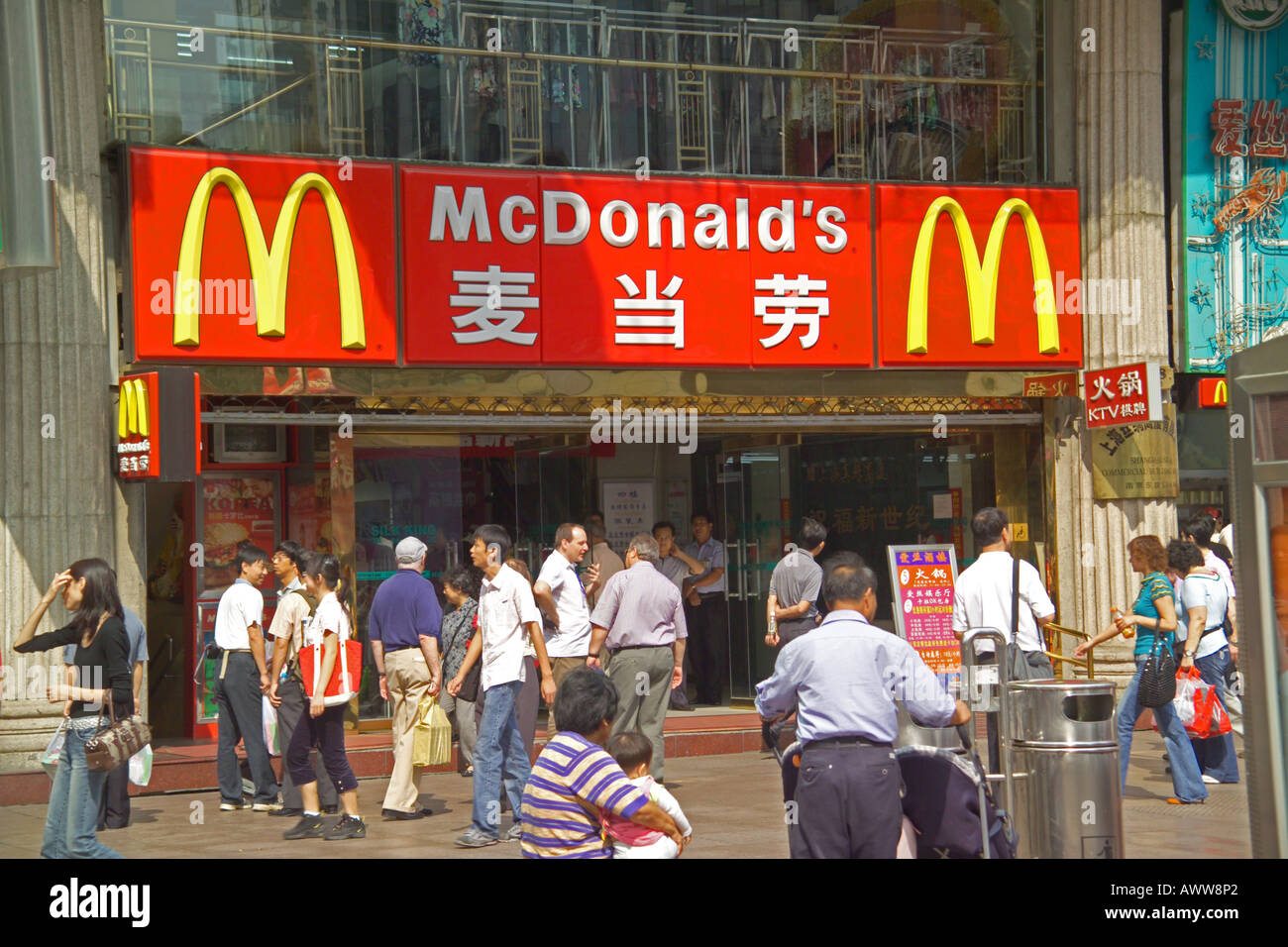 Very busy store hi-res stock photography and images - Alamy