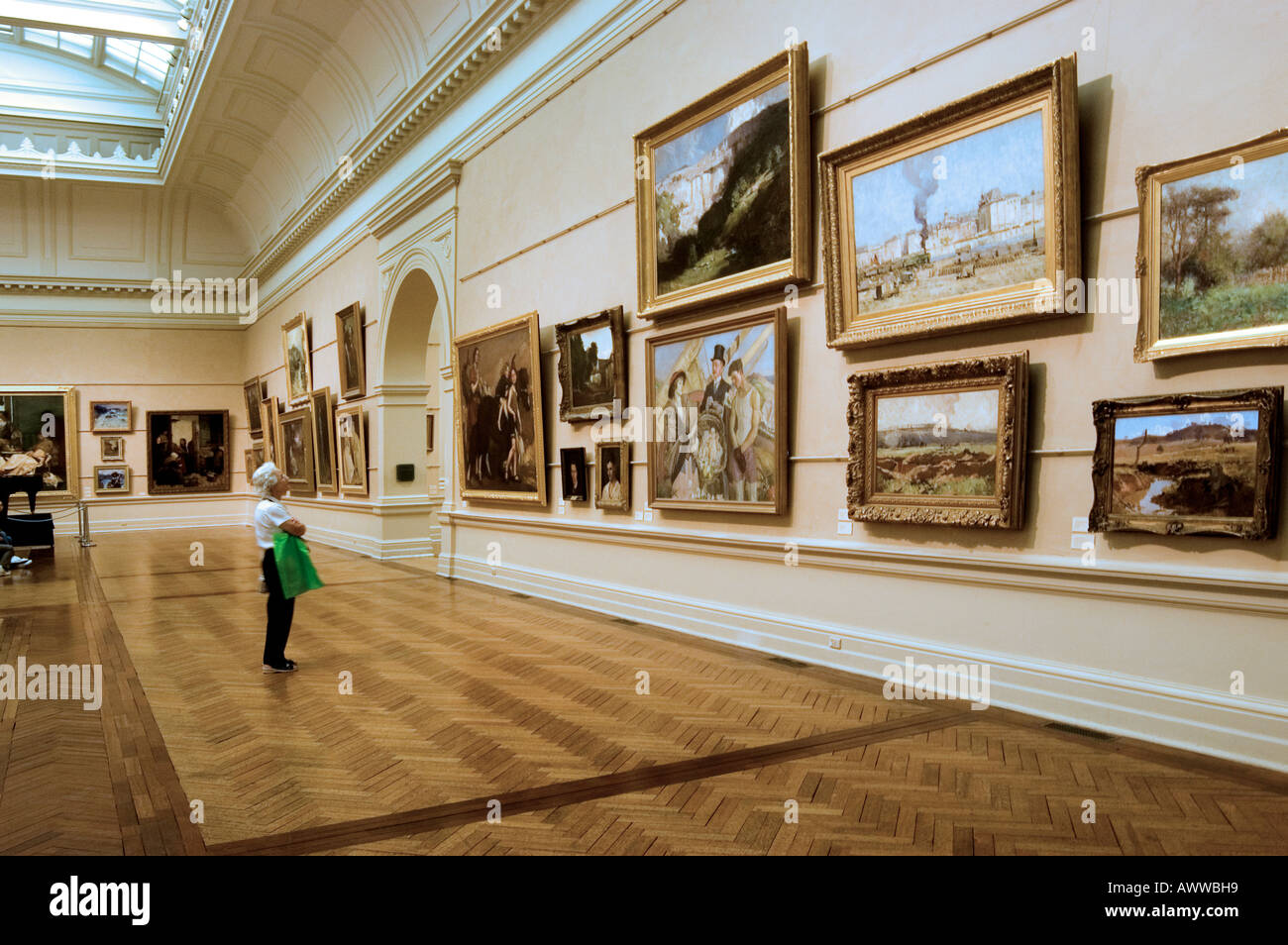 Gallery with paintings hi-res stock photography and images - Alamy