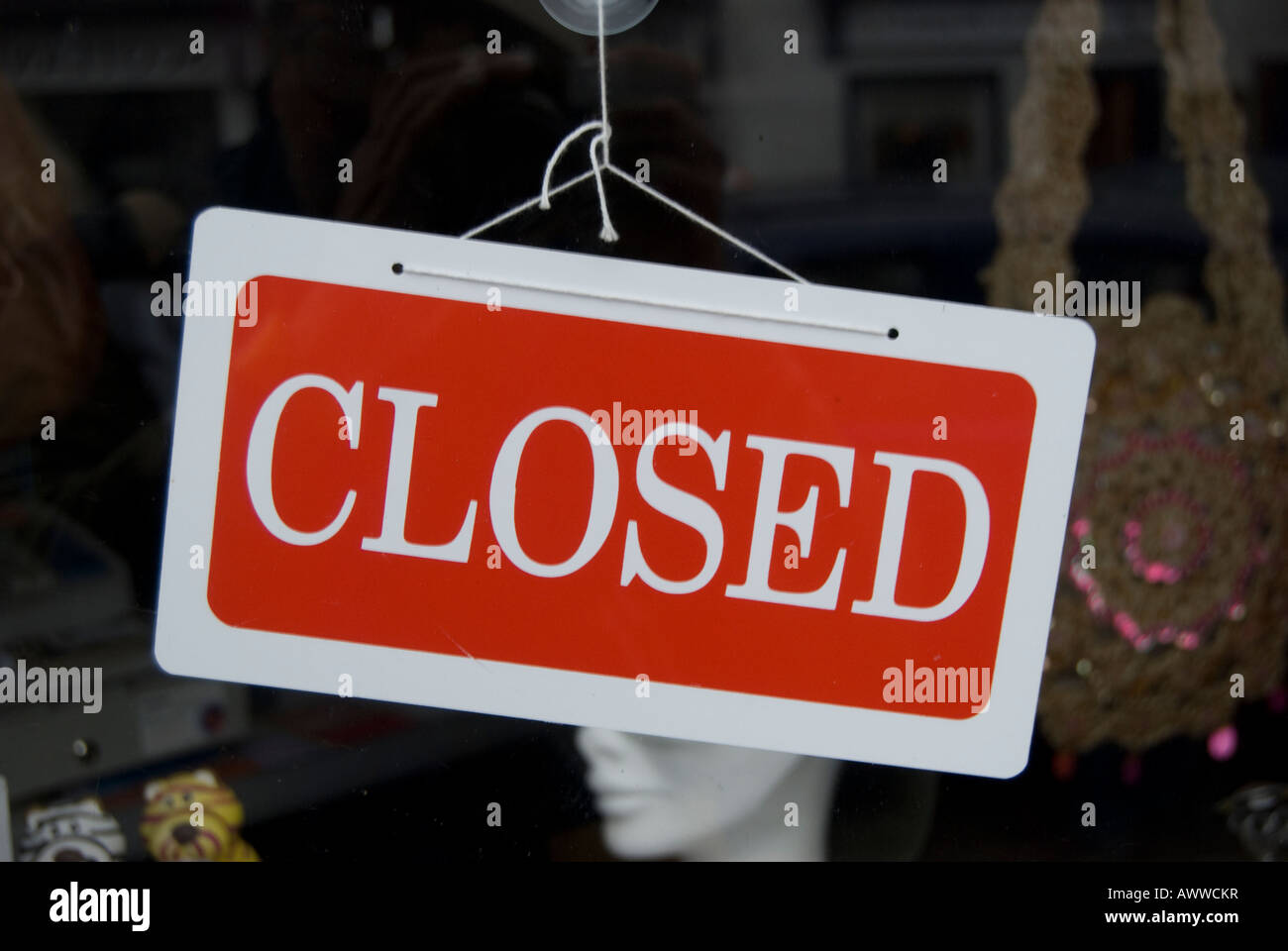 Store closed sign hi-res stock photography and images - Alamy