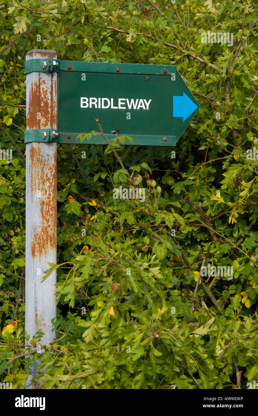 A bridleway sign by a hedgerow in the Chiltern Hills of Oxfordshire ...
