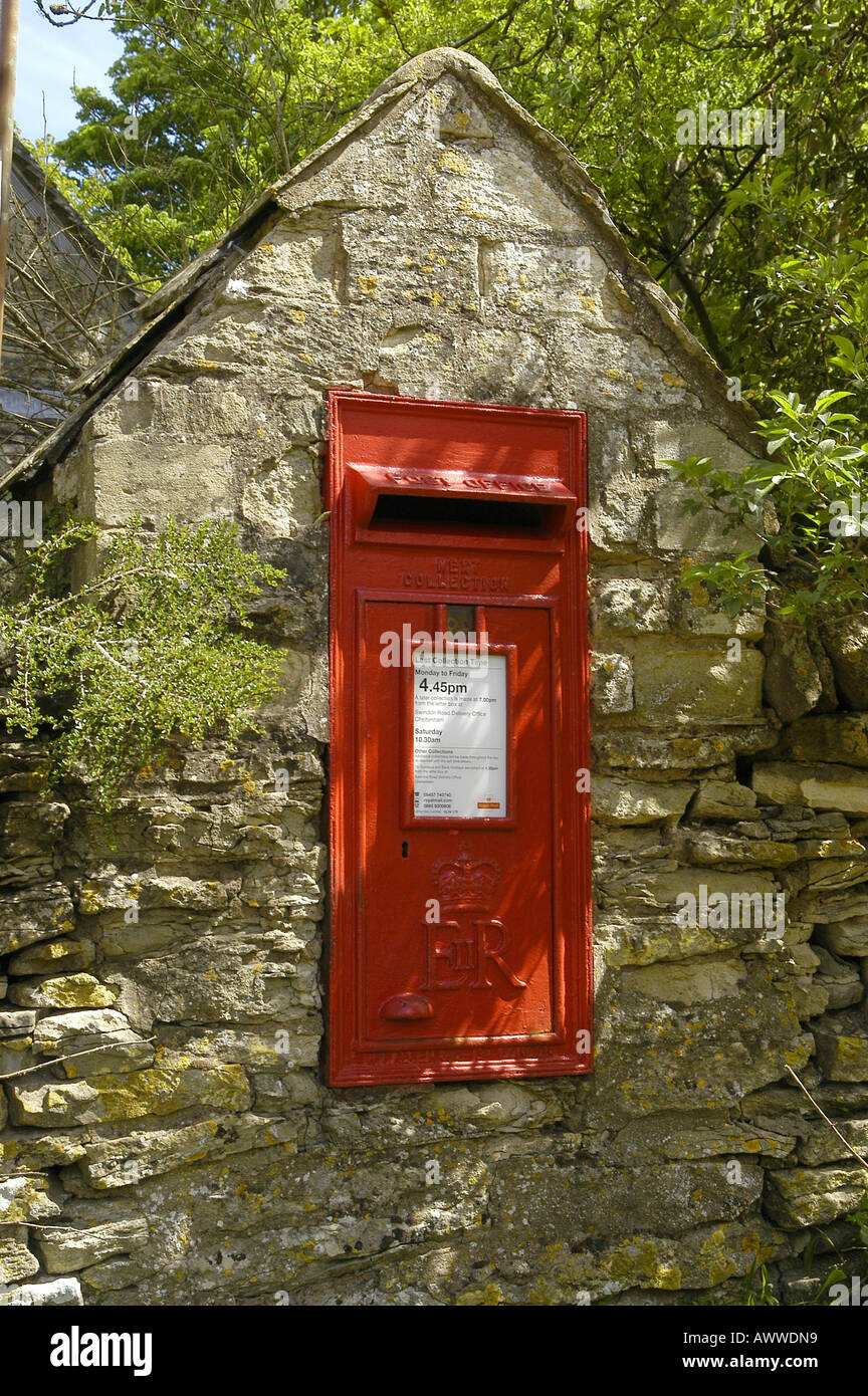 ER post box in wall Stock Photo - Alamy