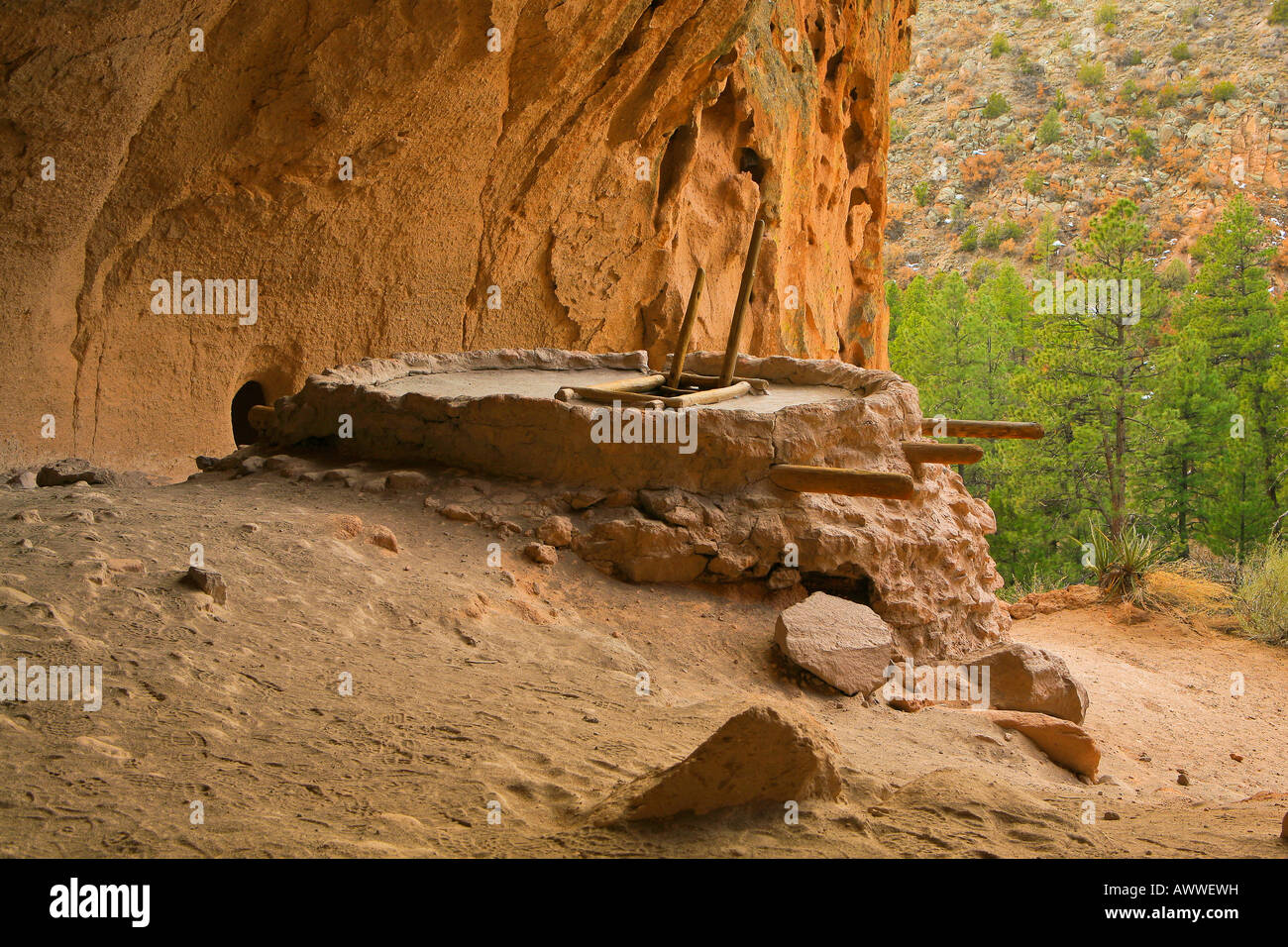 alcove house in Bandelier national monument Stock Photo - Alamy