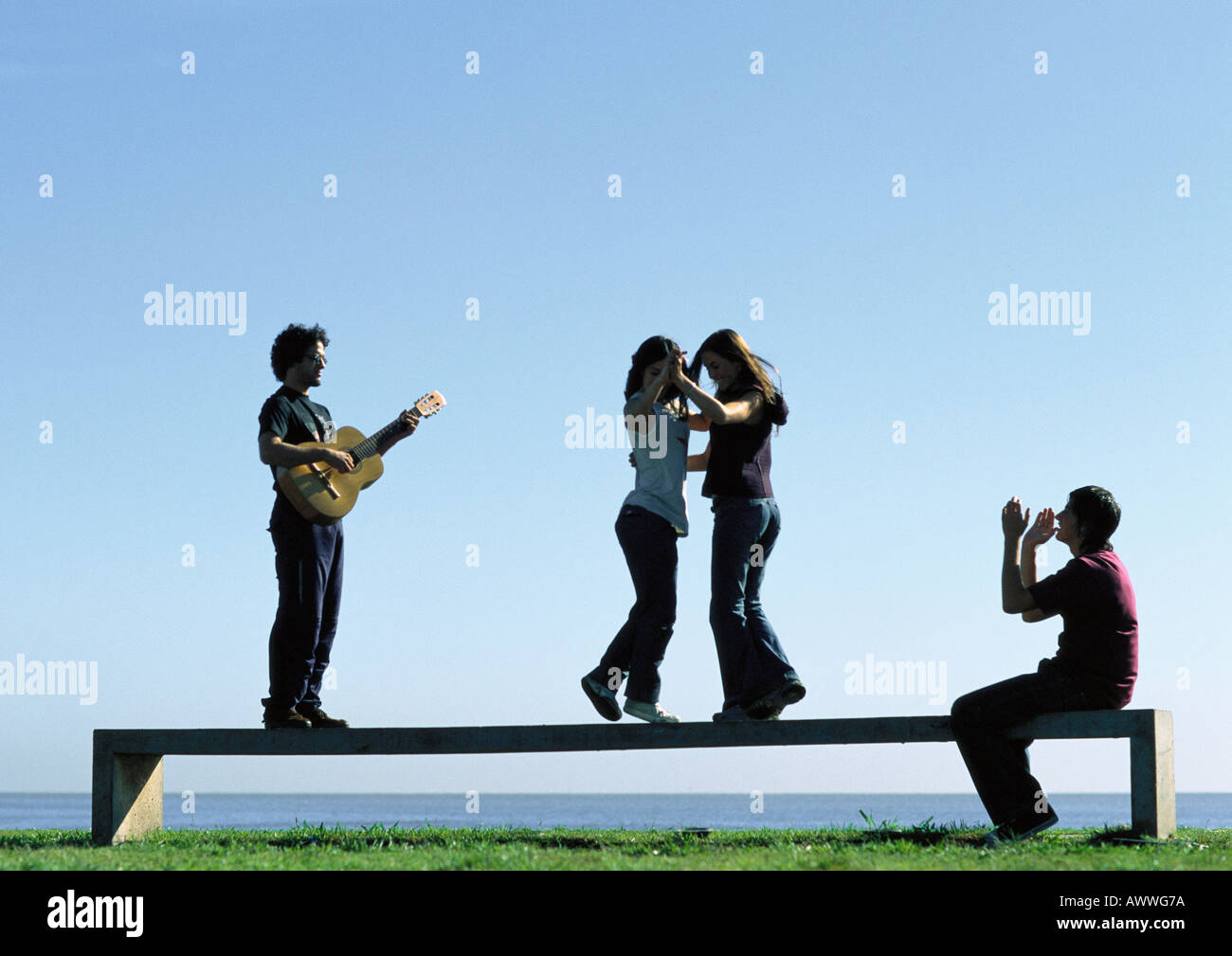 Four men park benches hi-res stock photography and images - Alamy
