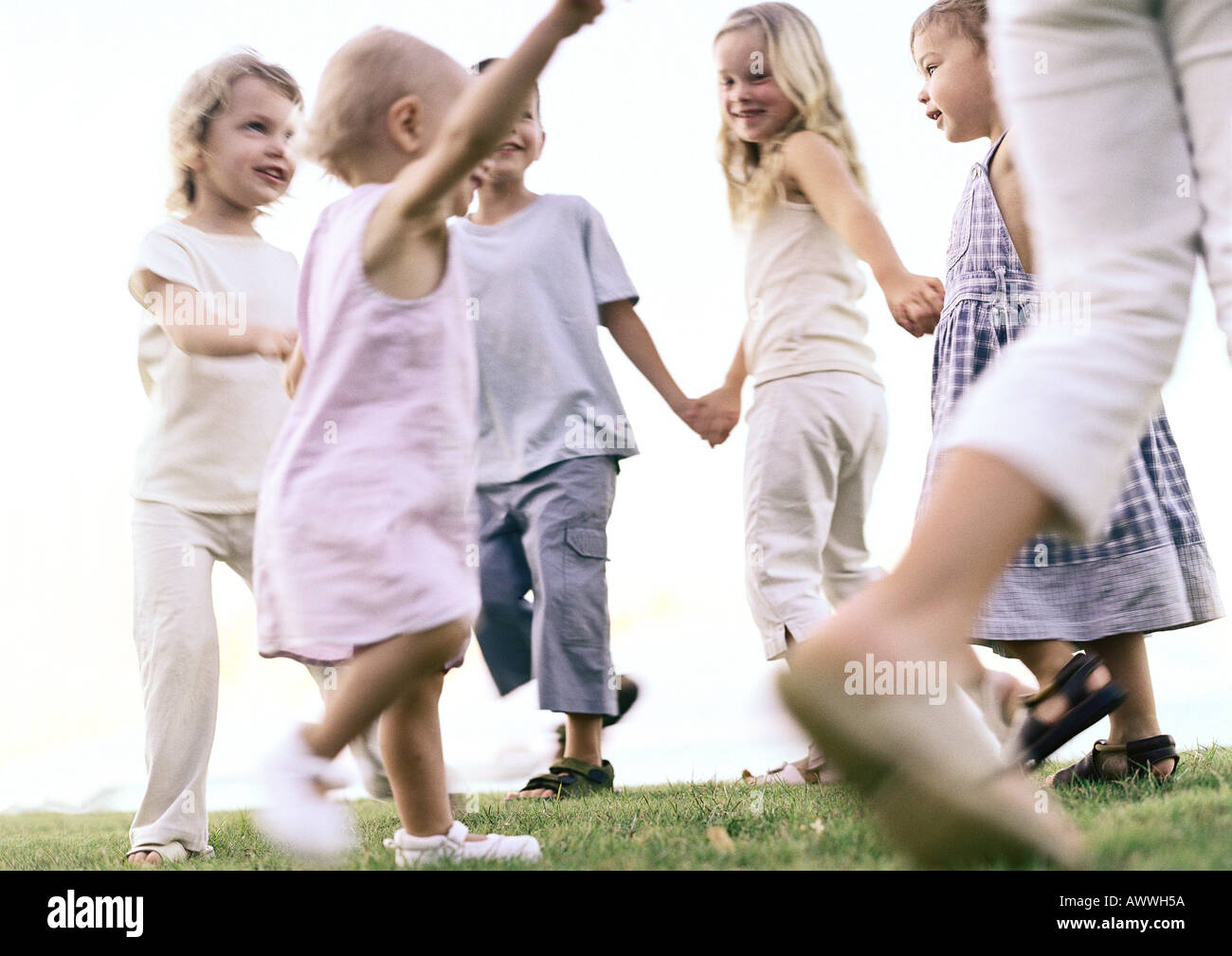 Kids holding hands in a circle hi-res stock photography and images - Alamy