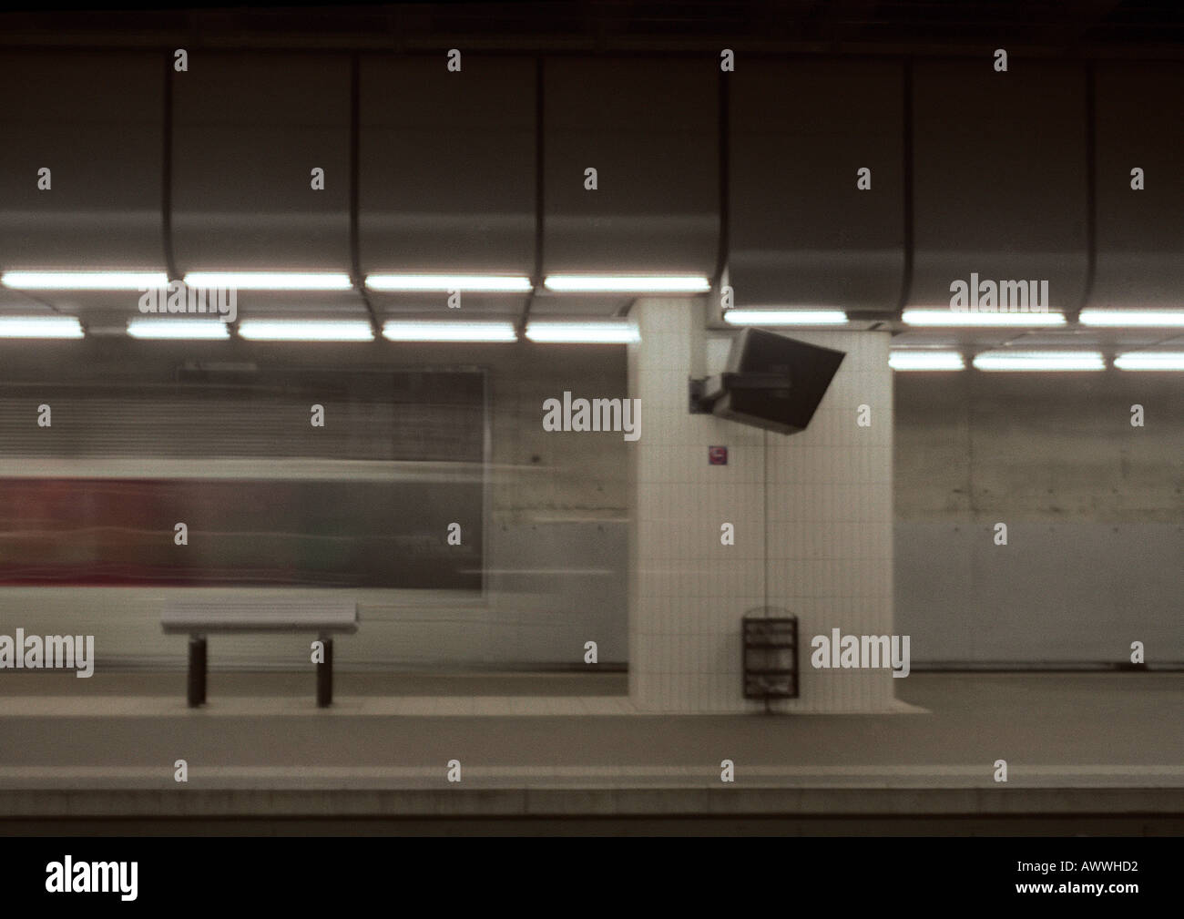 Deserted subway platform Stock Photo - Alamy