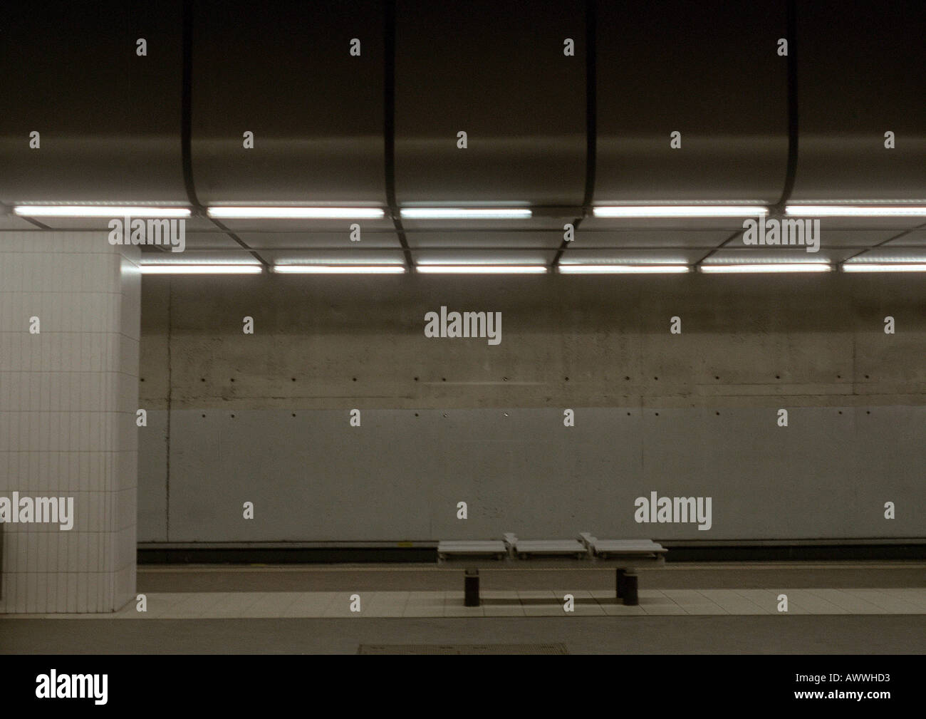 Deserted subway platform Stock Photo - Alamy