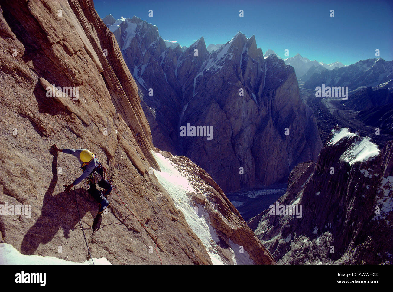 Dangers of mountain climbing hi-res stock photography and images - Alamy