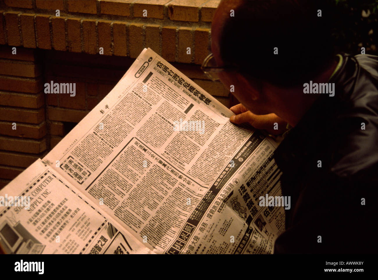 Man reading chinese newspaper hi-res stock photography and images - Alamy