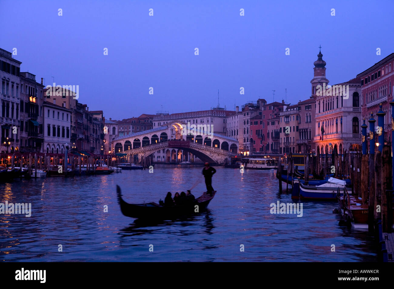 Venice ponte rialto bridge gondola hi-res stock photography and images ...